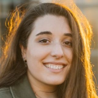 Laura G., 연결하고, 소통하고, 성장하세요. 첫날부터 자신감을 얻을 수 있도록 맞춤형 수업을 제공합니다. 당신의 발전이 ...