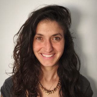 Shani M., Native speaker, let's start this beautiful journey together ...