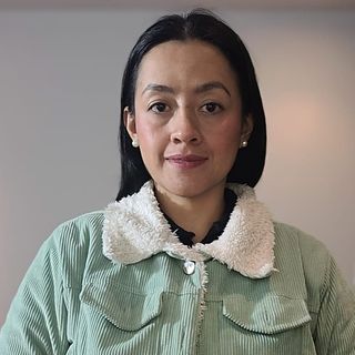 Maria Angelica R., コロンビアのボゴタ市出身で、非公式教育で 3 年の経験を持つ教師。母国語はスペイン語です。