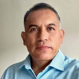 Marcos G., Habla español con acento y ventas de manera clara y concisa ...