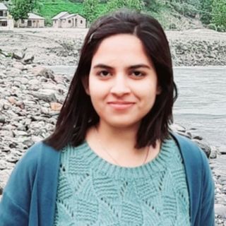 Mansi G., 3 年間の経験を持ち、地理学の助教授になるための資格を取得。