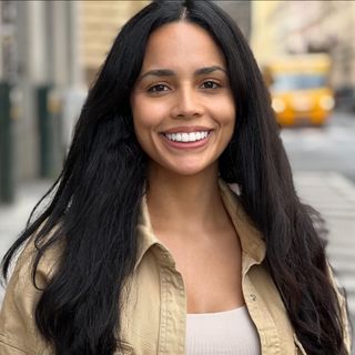 Maria G., 世界的な探検家と力強い教育者と一緒に、エキサイティングな英語の旅に出かけましょう!
