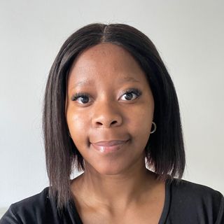 Omphile M., 新しい生徒に会うのが大好きな英語講師、いつも笑顔で、私と一緒にレッスンを予約して、英語を話せる自分を見つけましょう！